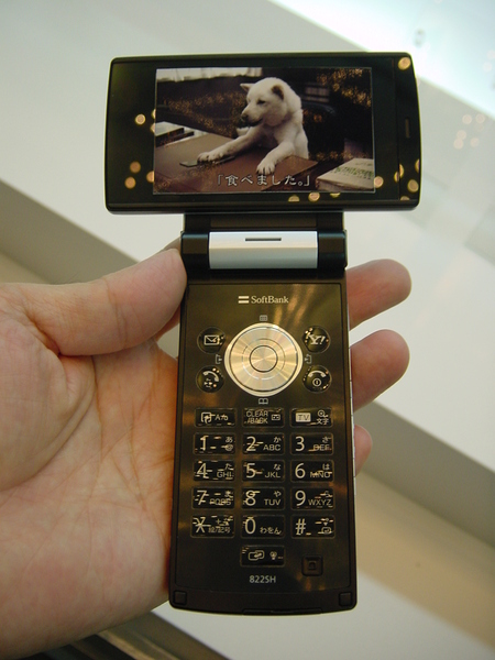 ASCII.jp：【フォトレポート】ソフトバンクの冬モデルがオモシロイ！ (2/4)