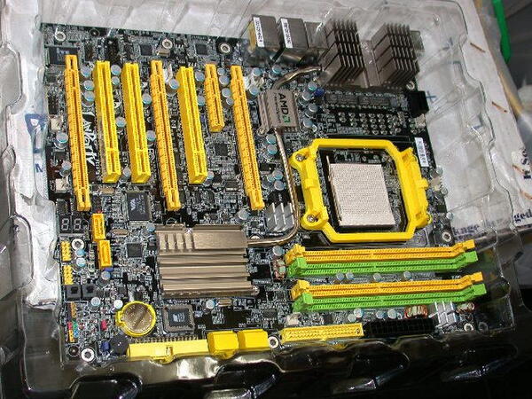 ASCII.jp：「AMD 790FX」搭載マザー続々！今度はDFIから飛び出すヒートシンク付きモデル！