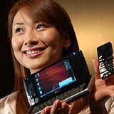 ASCII.jp：世界初のCentrino Atom搭載UMPCをウィルコムが発表──WILLCOM D4 (1/2)