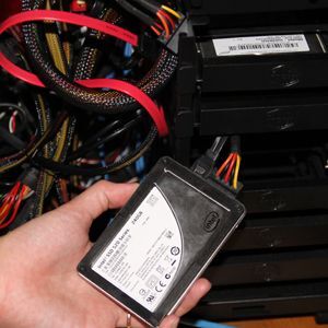 ASCII.jp：Windowsを起動したままでOK！ HDDからSSDに換装して爆速化 (1/2)