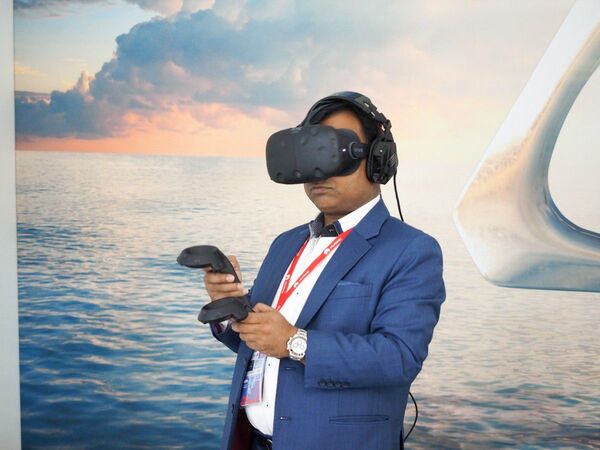 「HTC Vive」登場で注目度上昇、MWC 2016に登場したVR HMDたち - 週刊アスキー