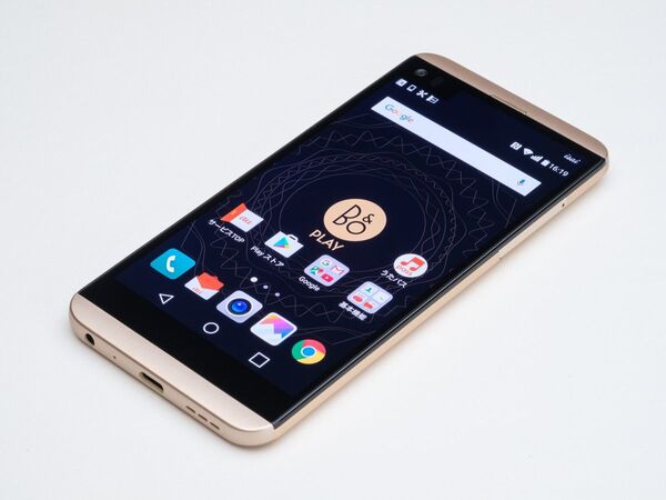 クアッドDAC＋ダブルレンズで音も写真も強いau「isai Beat」をレビュー - 週刊アスキー