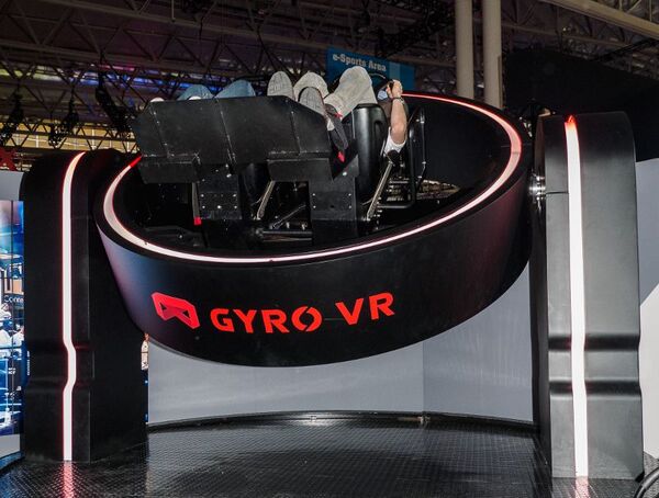 Gが違う！SF的なVR飛行体験を360度回転する「GYRO VR」がヤバすぎる - 週刊アスキー