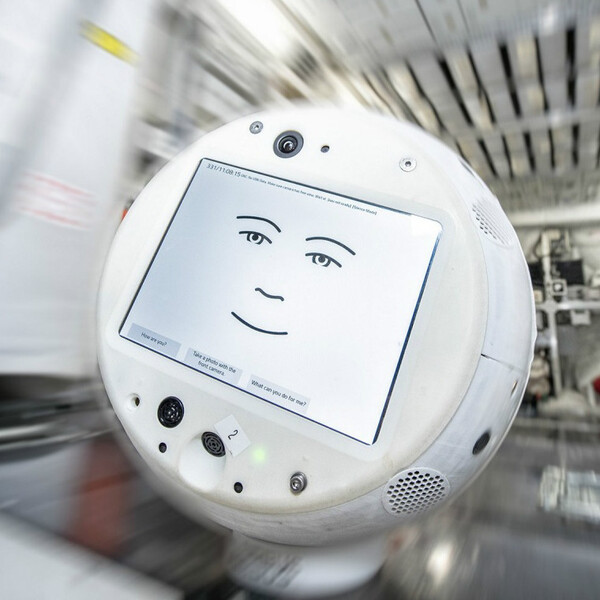 宇宙飛行士と会話するエアバス社のAIロボ「CIMON-2」が宇宙へ！ - 週刊アスキー