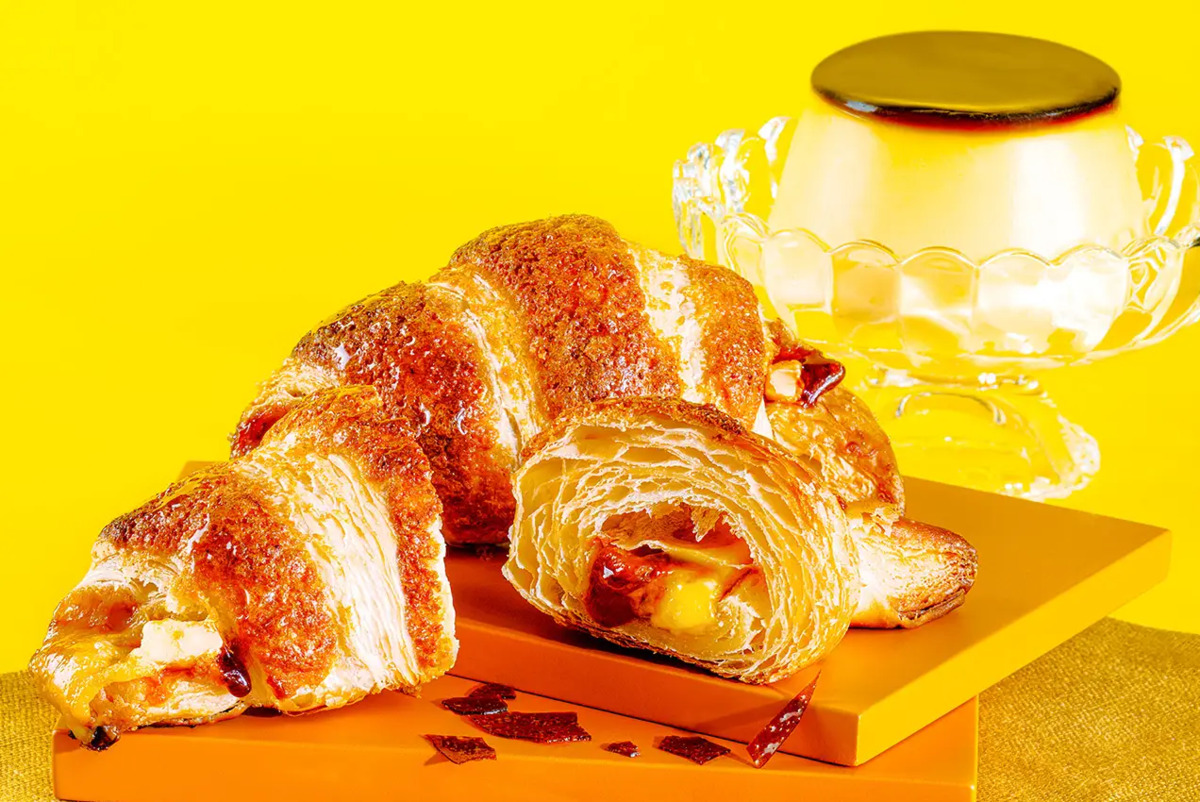 ASCII.jp：チョコクロに新作♡焦がしカラメルとプリン風味のなめらかなチョコがサクサクの「プレミアムチョコクロ」