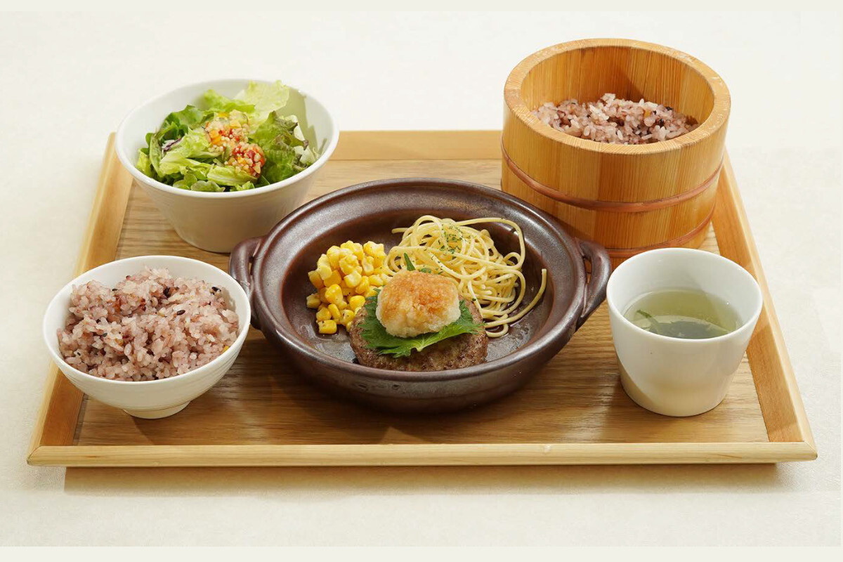 ジューシーなハンバーグとおひつごはんが楽しめる！ KITTE博多に「ハンバーグ2910」オープン