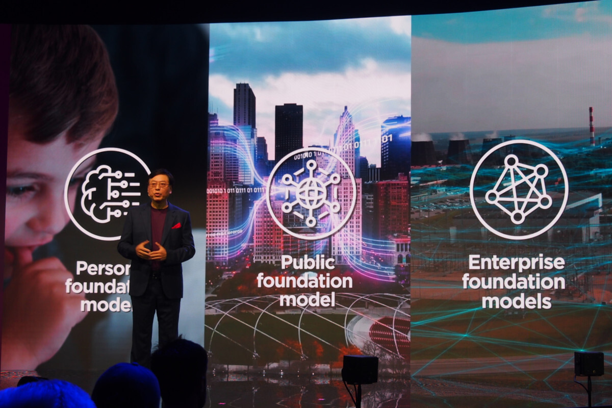 ASCII.jp：“AI for All”を掲げるレノボ、その「ハイブリッドAI」ビジョンとは (2/2)