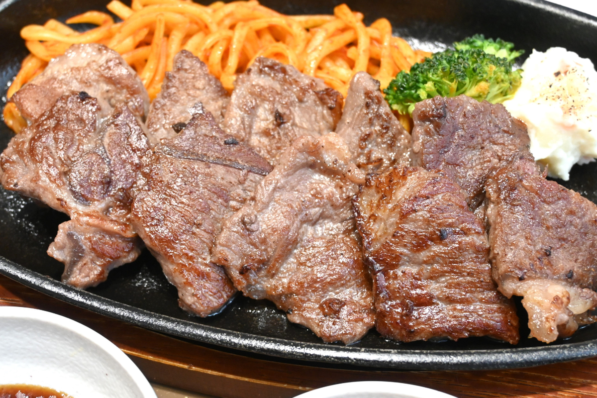 ASCII.jp：やよい軒「ステーキ」に本気出してきた。大盛り約2000円、強気な理由は？