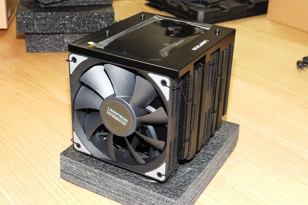 インパクト抜群！ 6型液晶を搭載した空冷CPUクーラーのサンプルがオリオスペックに入荷 - 週刊アスキー