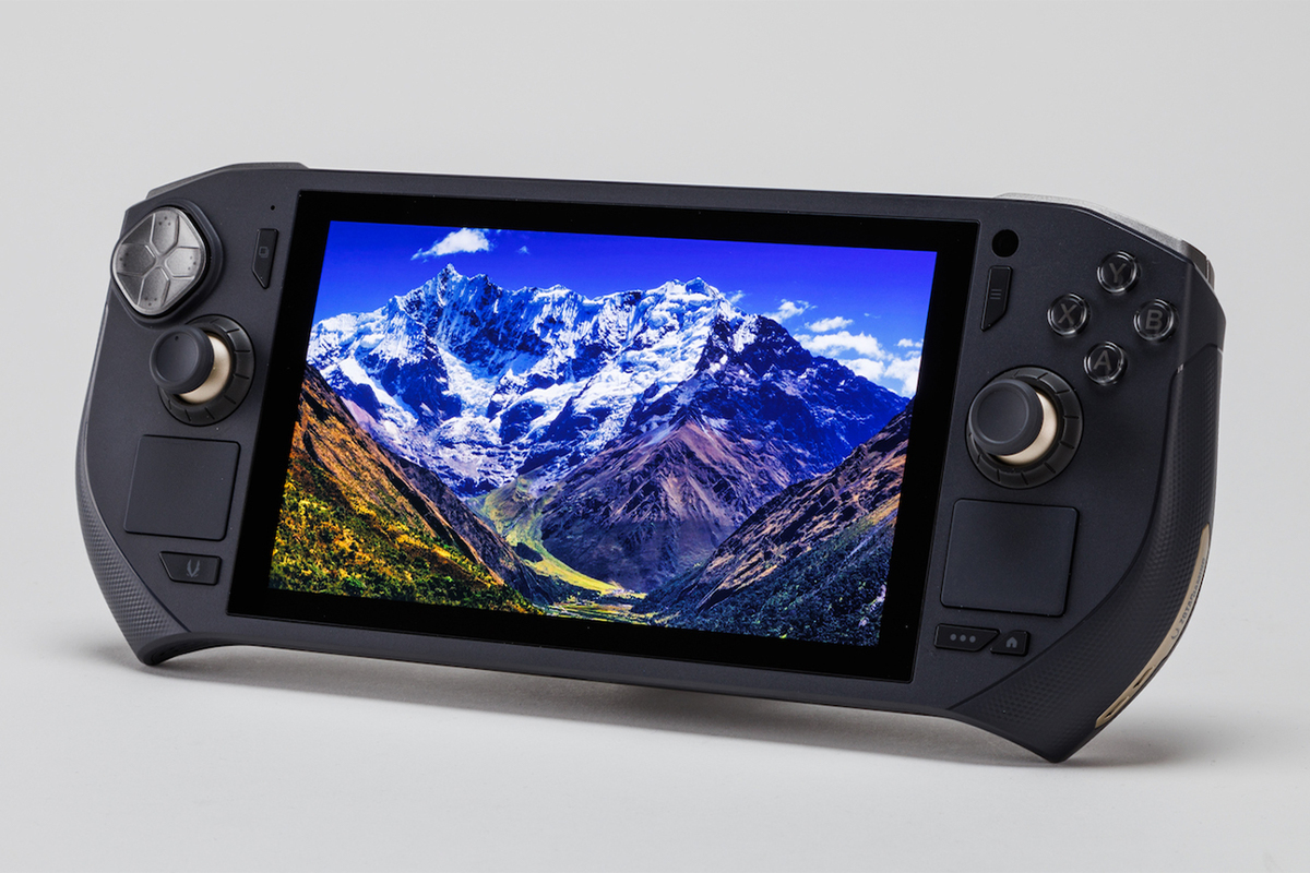 ASCII.jp：「俺ならPS5 ProやROG Ally Xよりコレ」有機ELの鮮やか画面に感激のゲーム機型PC (3/4)