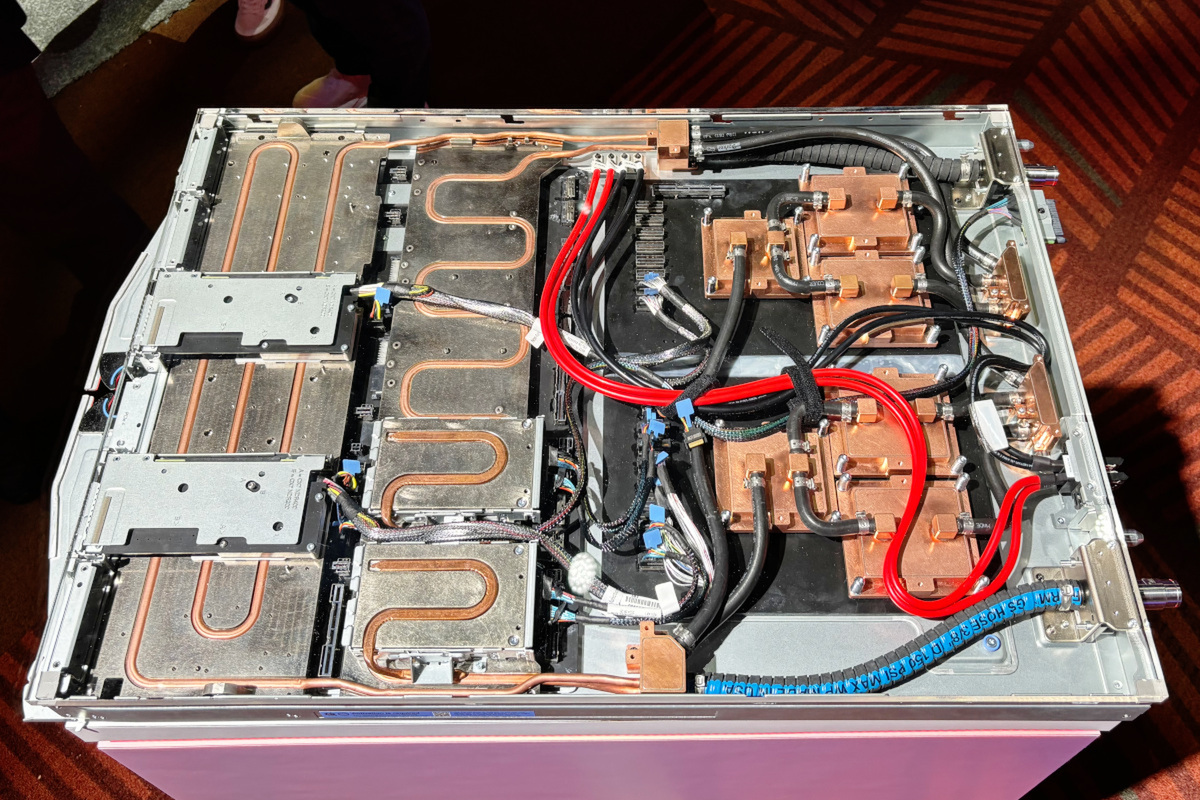 ASCII.jp：「AI活用はクラウドだけでは完成しない」―Lenovo幹部が語るハイブリッドAI戦略 (1/2)