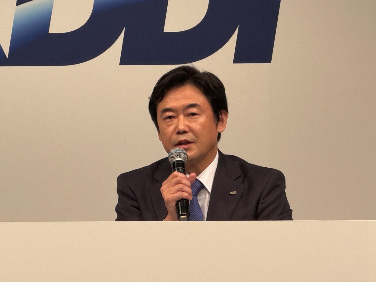 ASCII.jp：KDDI、ドコモに続いて値上げ 社長のキャラ出た新料金 (1/4)