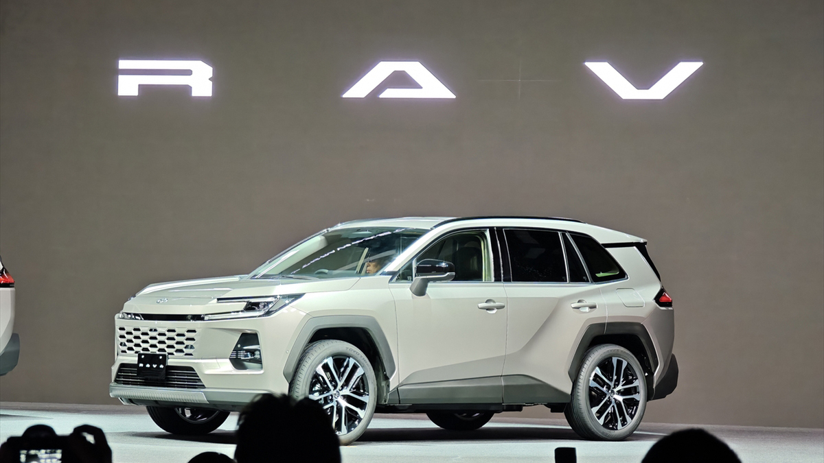ASCII.jp：トヨタが人気SUV「RAV4」の6世代目を世界初公開！ スポーティーなGRグレードも