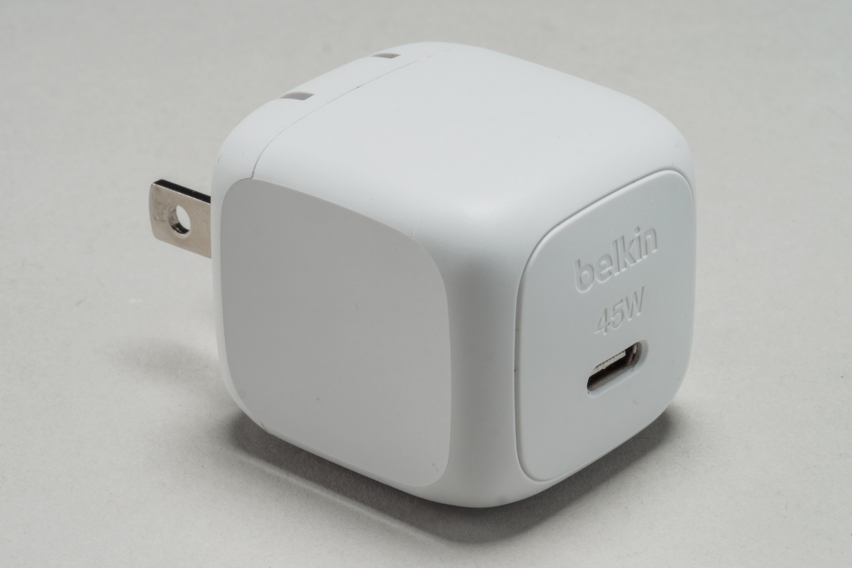 ASCII.jp：小さいのに頼りになるわぁ！ 45WでノートPCも充電できるBelkin「Cubic Charger 45W」 (2/2)