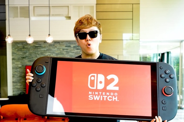 HIKAKINさん、勢いあまって1m超えの「Nintendo Switch 2ジャンボ」を作ってしまう 製作費130万円 - 週刊アスキー