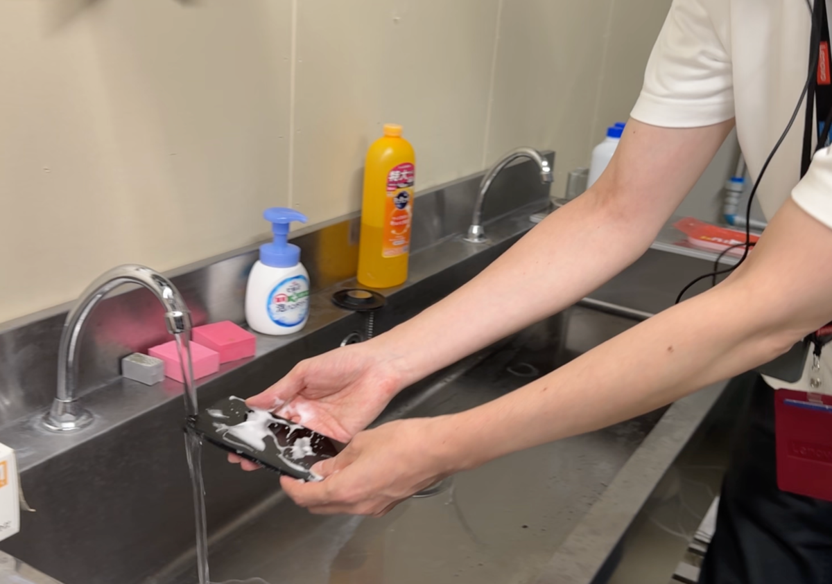 ASCII.jp：防水スマホ、手洗い試験1100回 日本品質にこだわるFCNT (3/4)