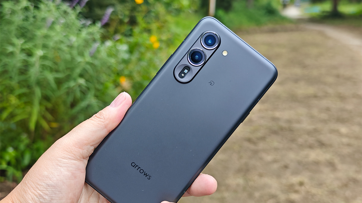 ASCII.jp：日本メーカーと海外勢の良さが合体 あのarrowsスマホが機能もりもり＆強コスパで生まれ変わった姿を見てみた (2/4)